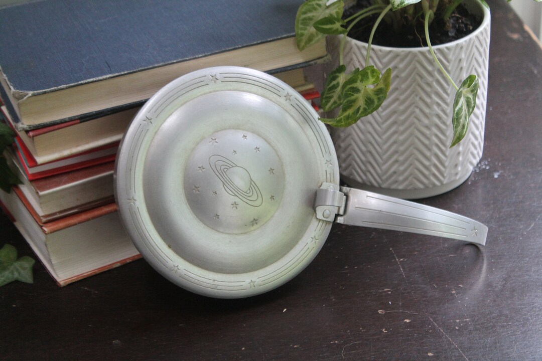 Child's Aluminum Nursery Rhymes Silent Butler Crumb Catcher "outer ...