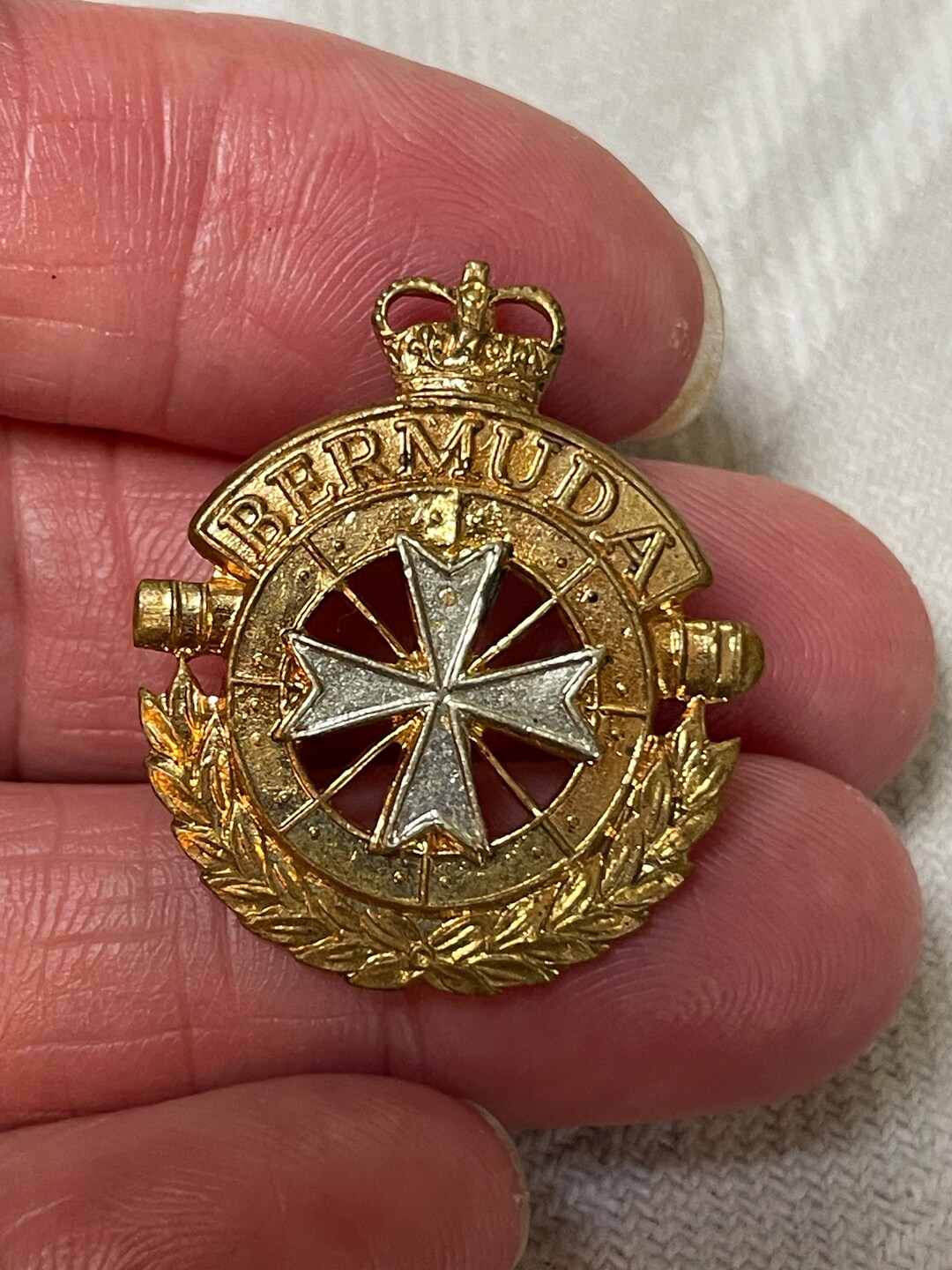 Bermuda Regiment Cap Badge British Commonwealth Queen’s Crown Bi-metal ...