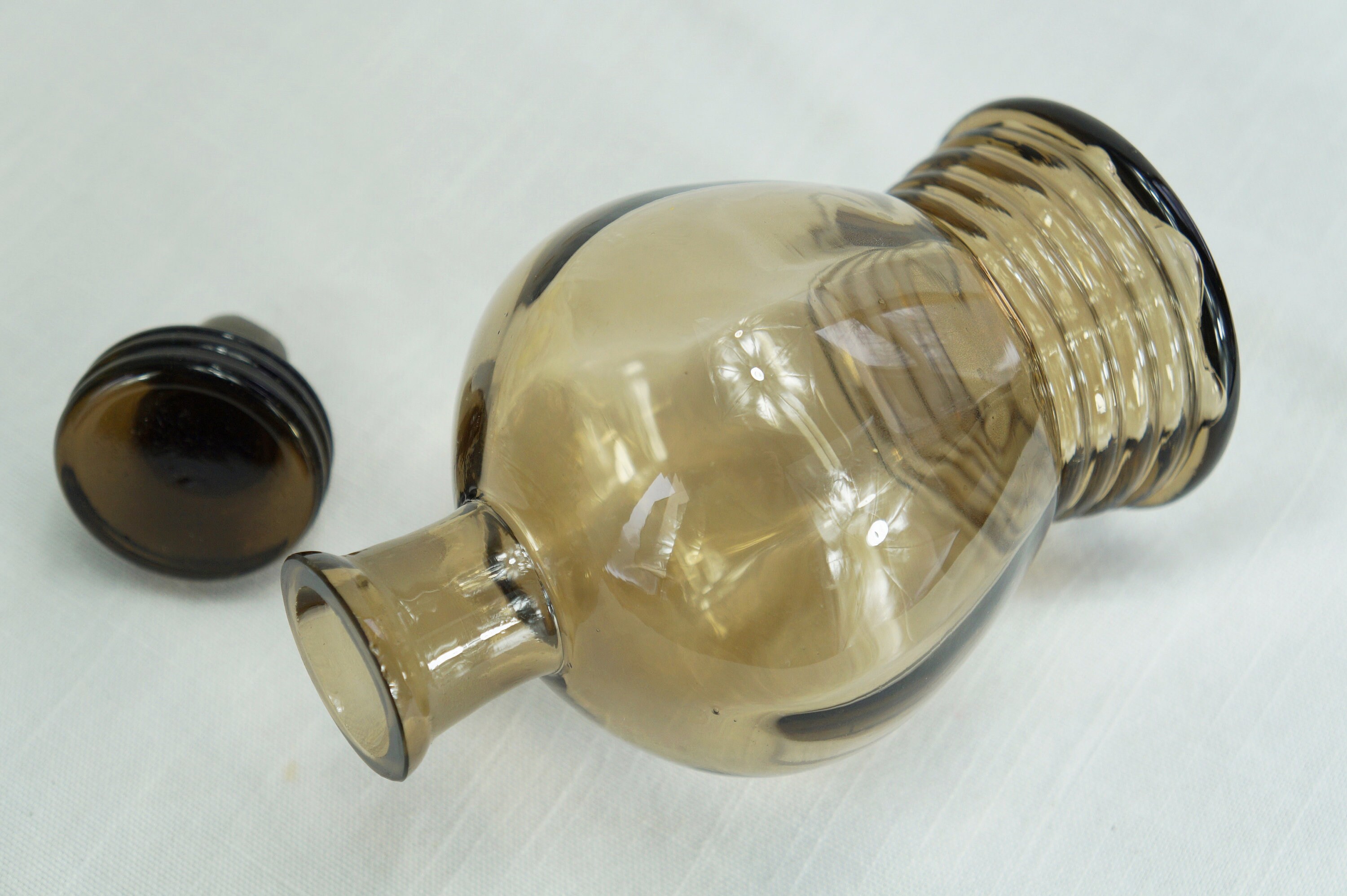 Tinted Glass Liquor Decanter With Glass Stopper/smoky Brown/ribbed Base ...