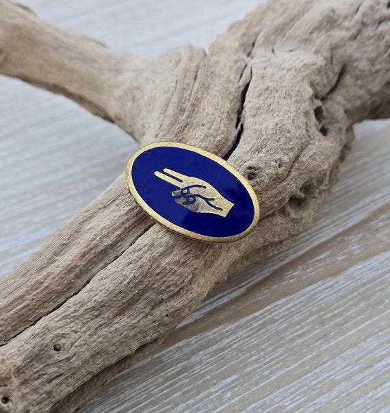 Vintage Girl Scout Pin. Brownie Pledge Pin. Collectab… - Gem