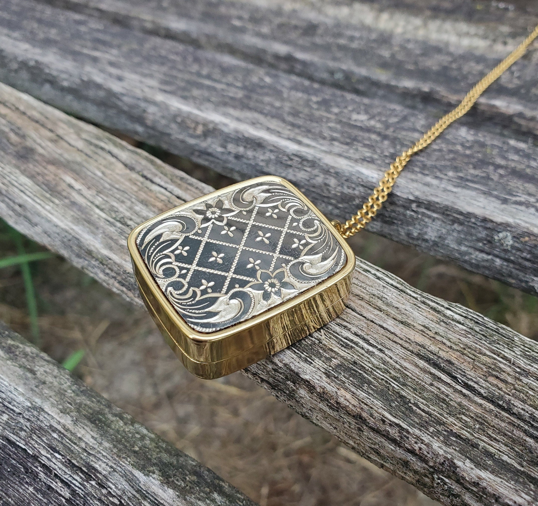 Vintage Man Plays Music for Woman Pendant Setting - munimoro.gob.pe