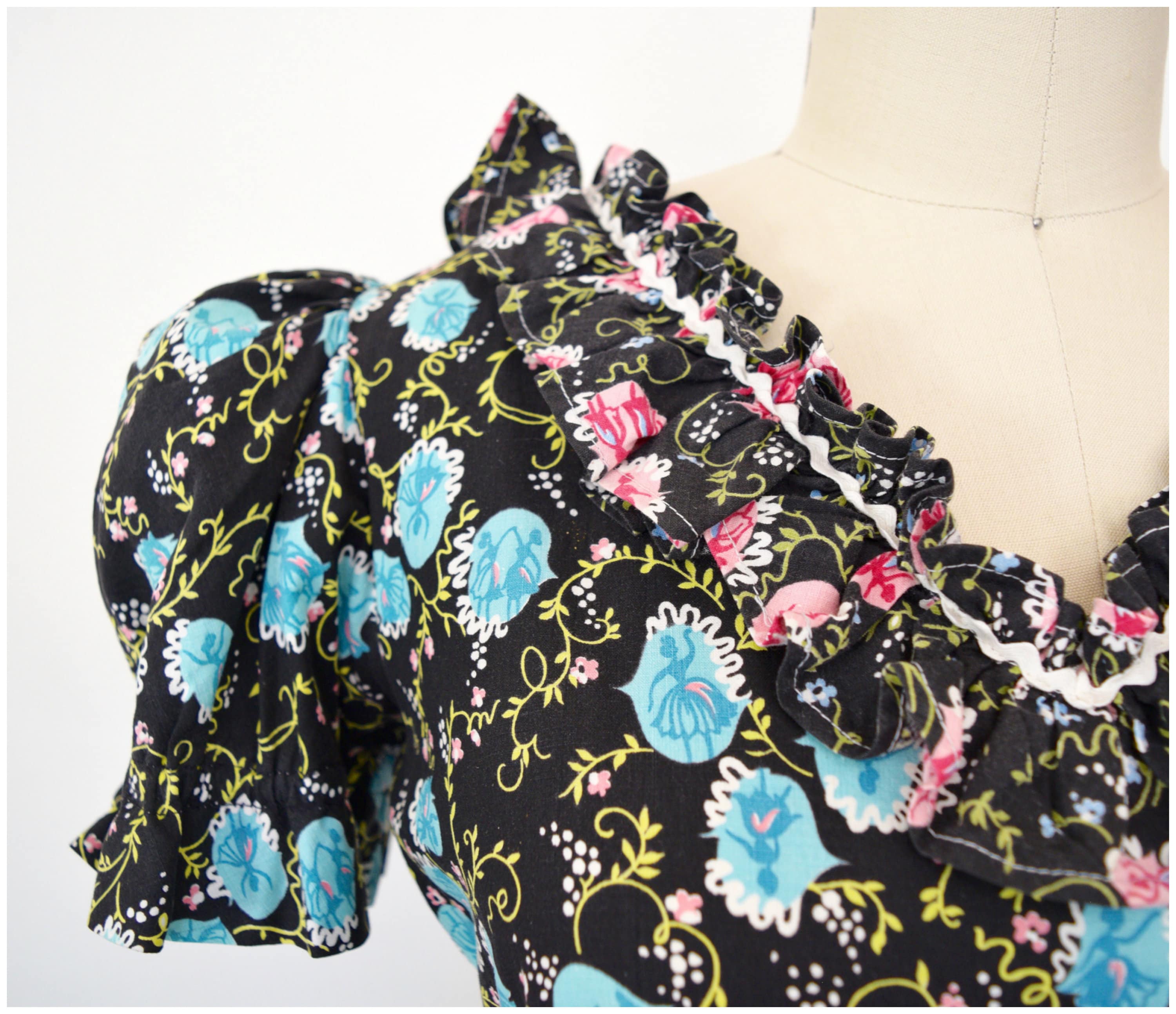 50s Novelty Print Dress / Vintage Black Cotton Dress Ric Rac Ruffles ...