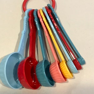 8 Piece Farmhouse Measuring Spoon Set, Colorful Melamine by the Pioneer ...