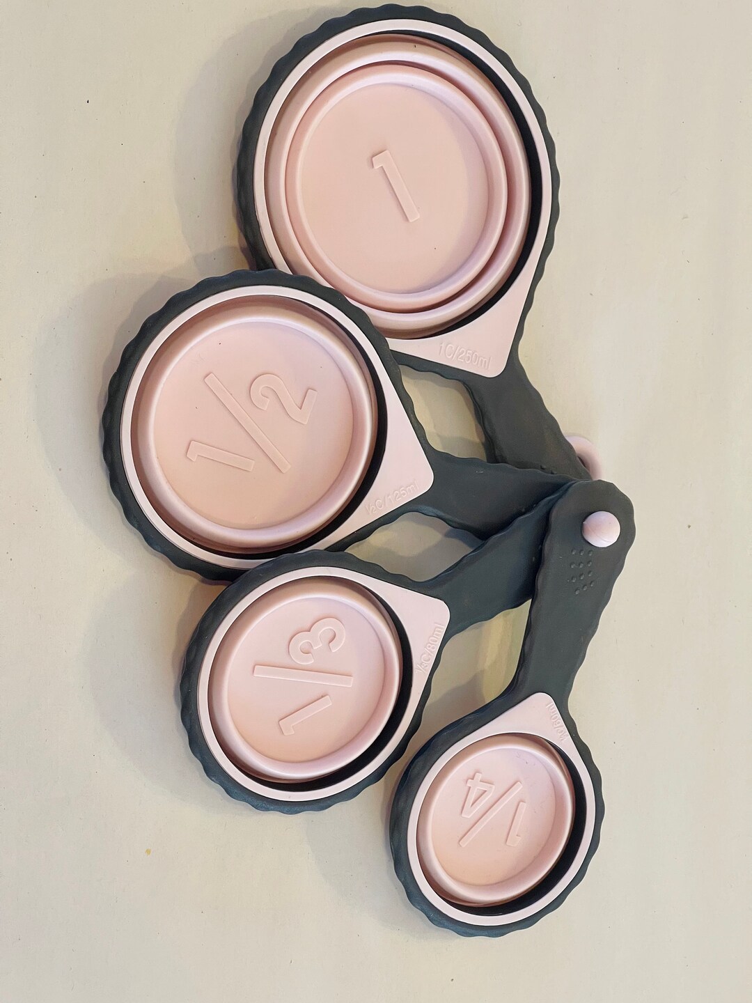 4 Pc Collapsible Measuring Cup Set Light Pink and Charcoal, Save Space ...