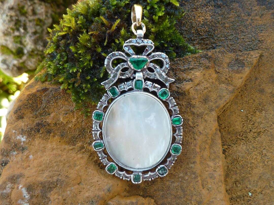 Pendant in Emeralds and Table Cut Diamonds, Mother-of-pearl, in Solid ...