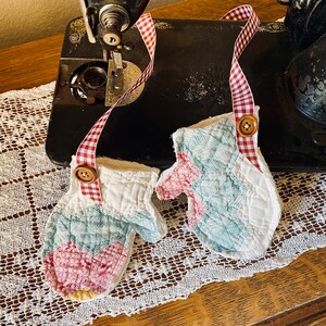 Vintage Quilted Pair of Mittens,repurposed Quilt Hanger,winter Decor ...