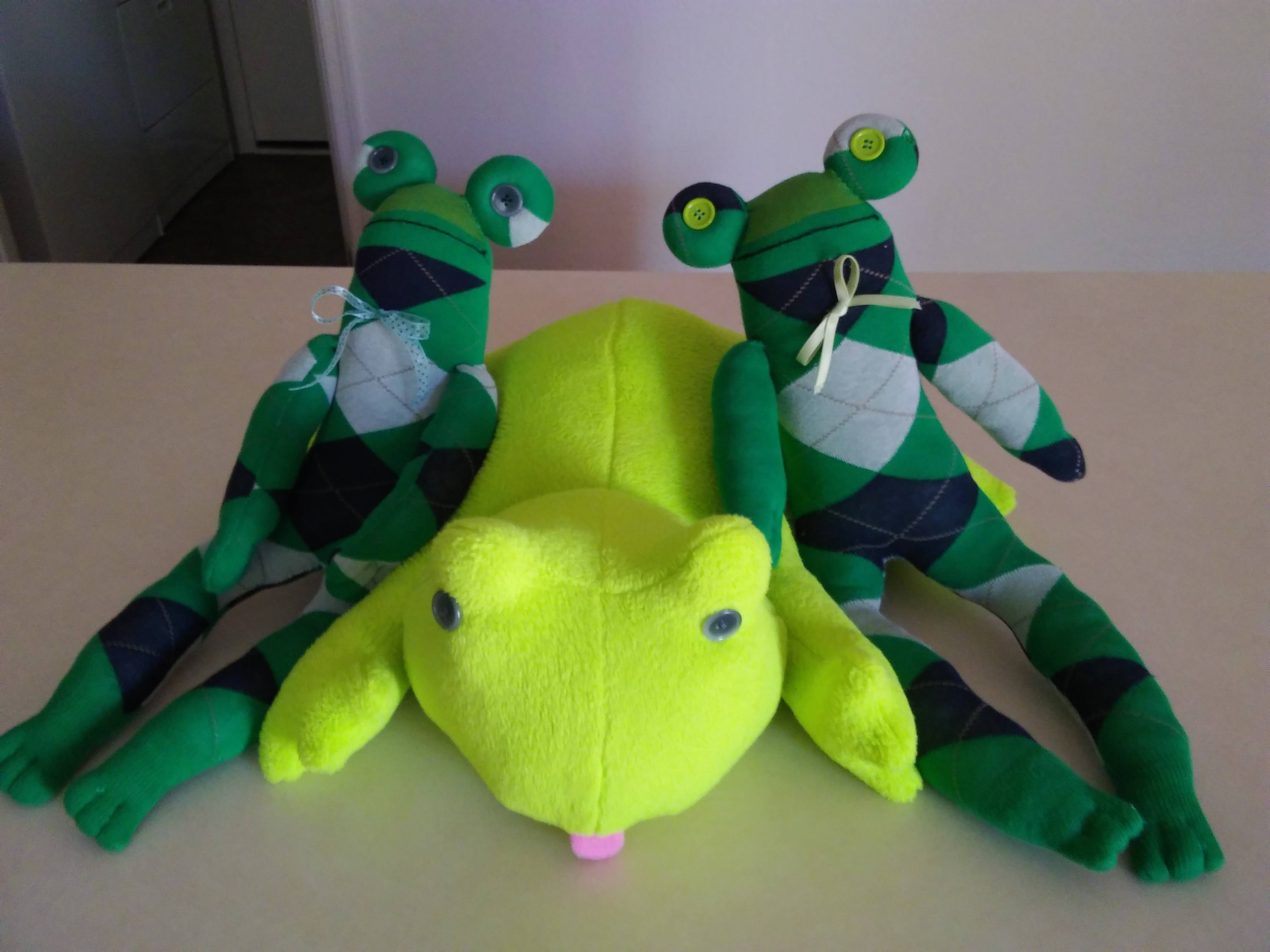 Fluffy frog plush - svqery