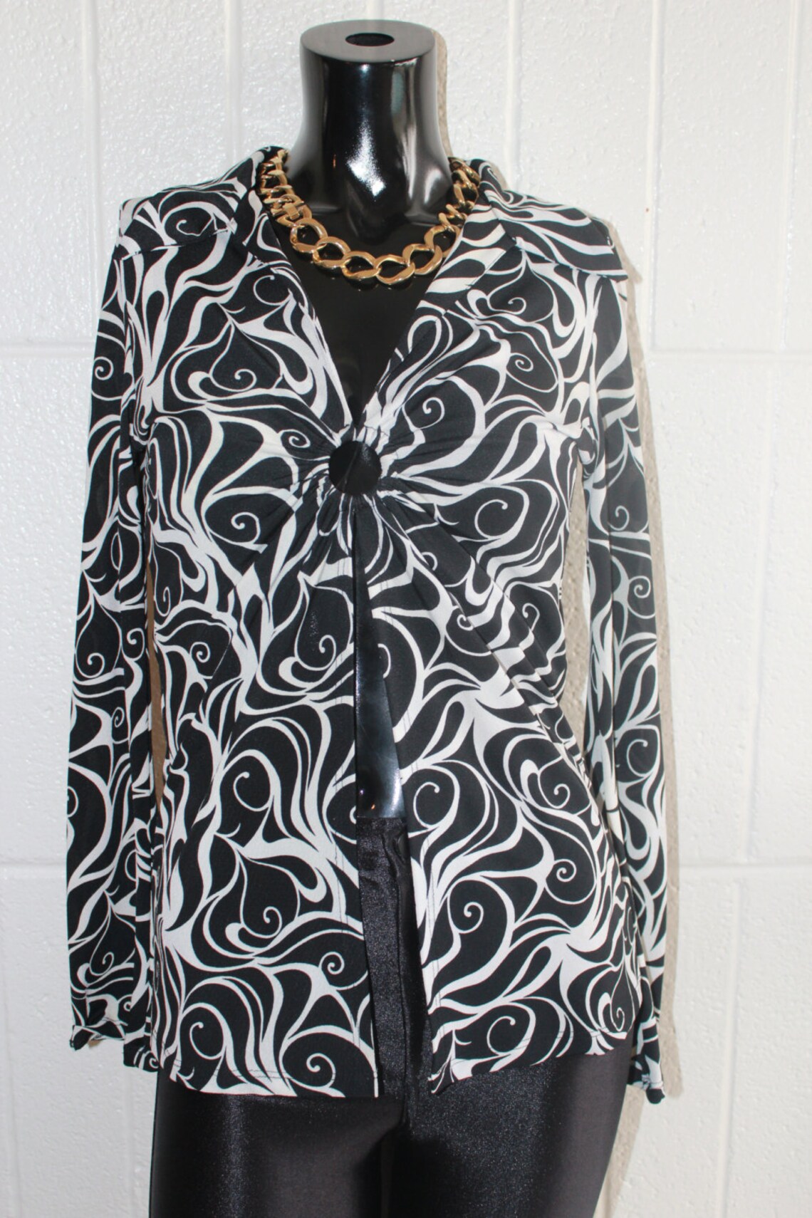 Retro Mod Black & White Split Front Long Sleeve Top With Ring Detail on ...