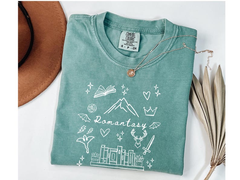 Romantasy T-shirt for Women Fantasy Romance Reader Gift Cute Shirt for ...