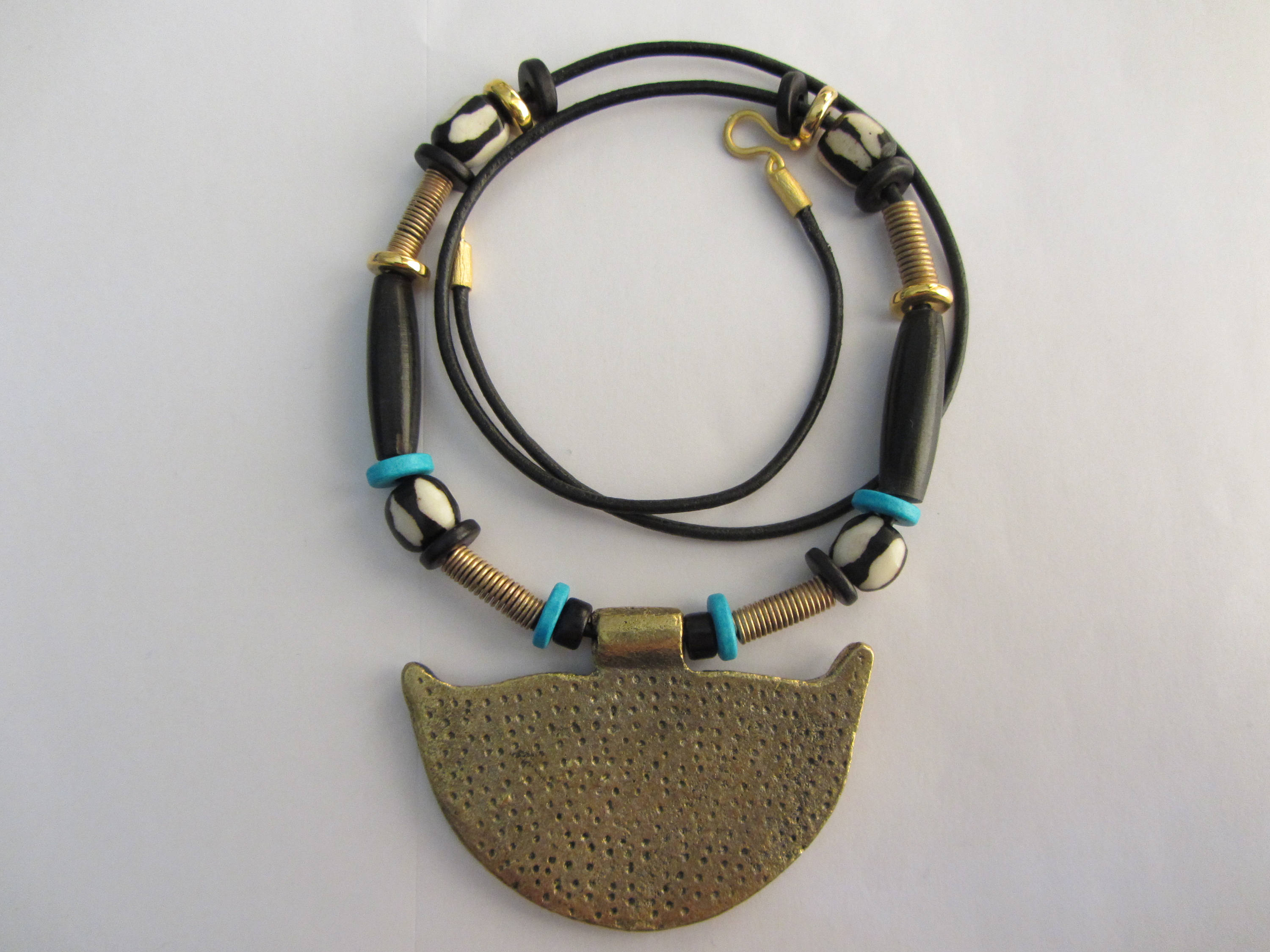 Colgante indio de latón con cerámica griega latón y hueso de | Etsy