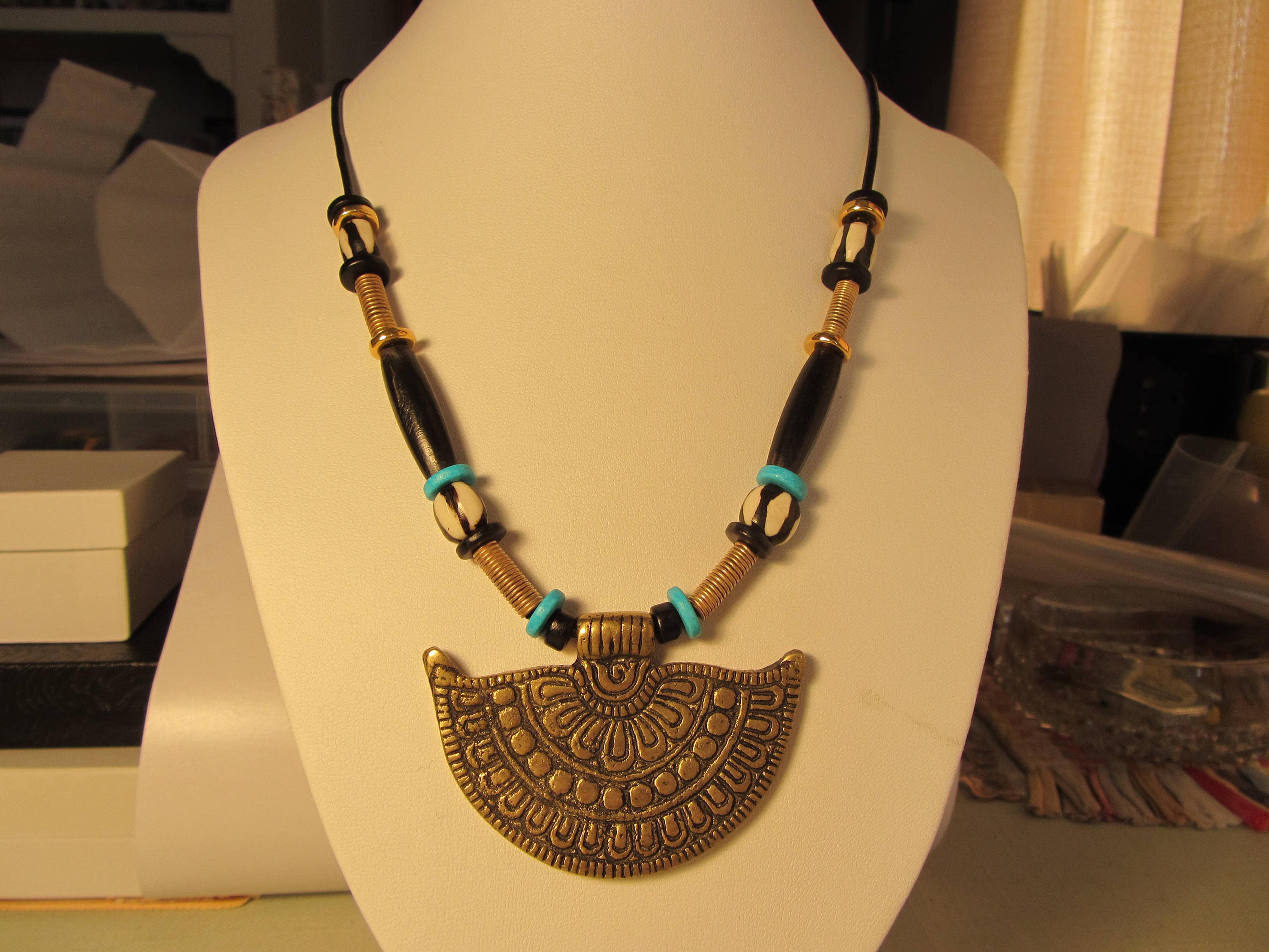 Colgante indio de latón con cerámica griega latón y hueso de | Etsy