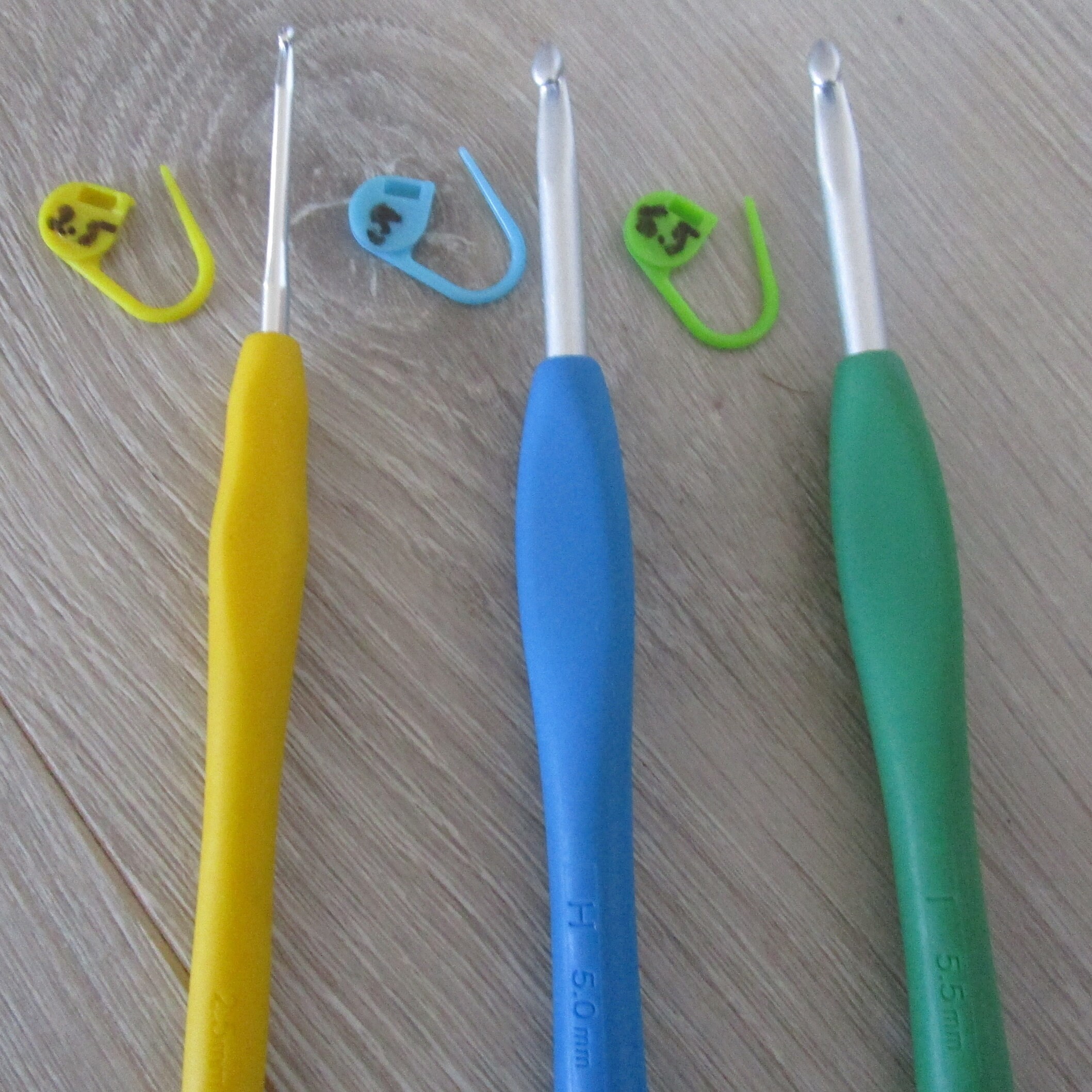 STITCH MARKERS, Lockable Plastic Stitch Markers, Rainbow Colours, 20pcs ...