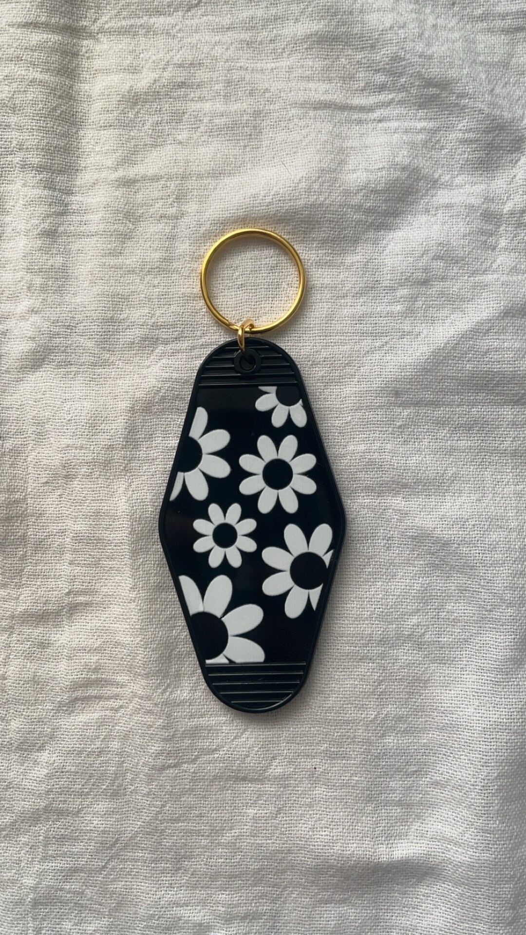 White Daisy Hotel Key Ring - Etsy