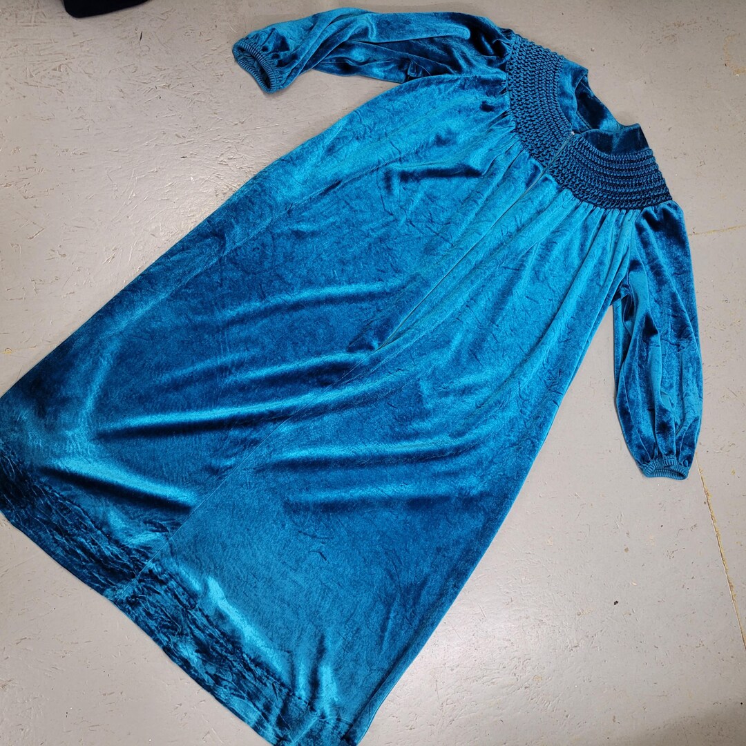 Magnificent 1970s VINTAGE Full Length Saphire Blue VELVET HOUSECOAT ...