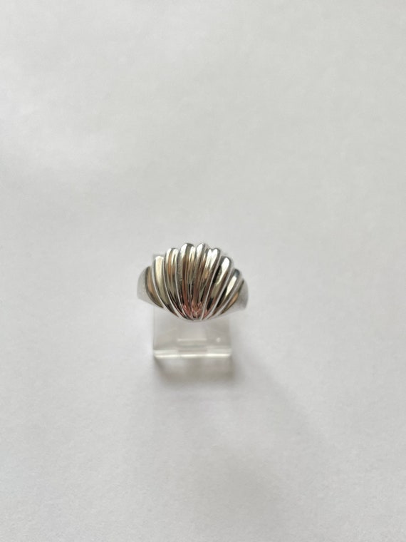 Sterling scalloped shell and - Gem