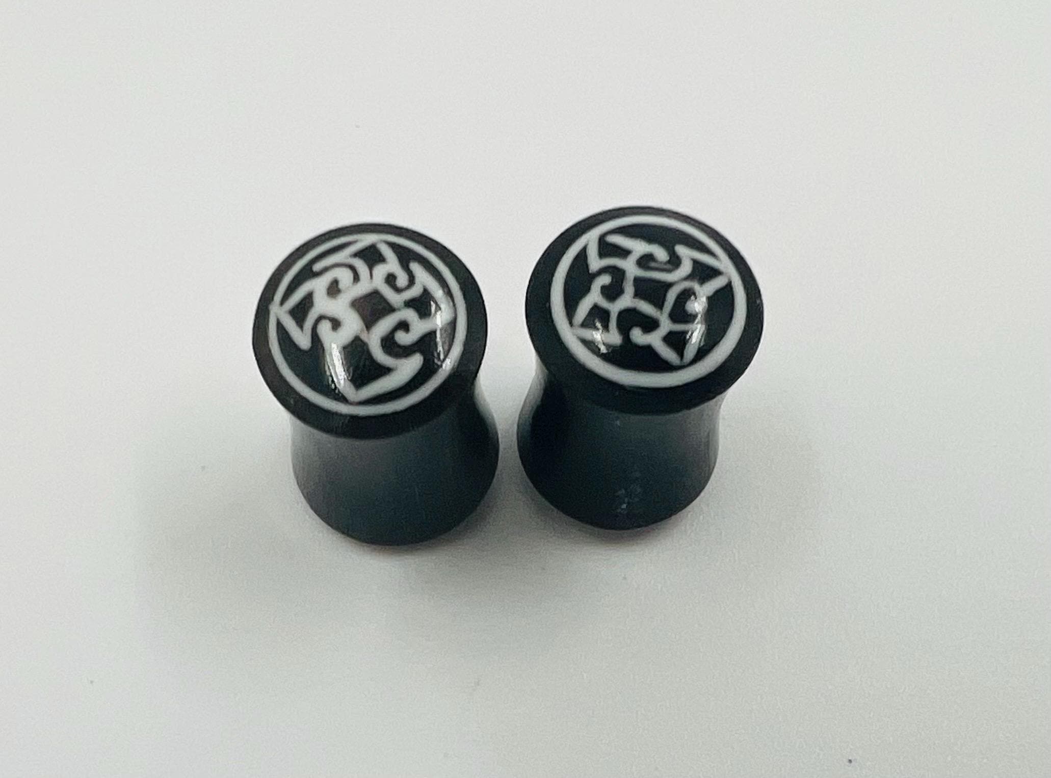 Handmade Black Buffalo Horn Ear Plugs: Celtic Knot Gauges 8mm/0g - Etsy