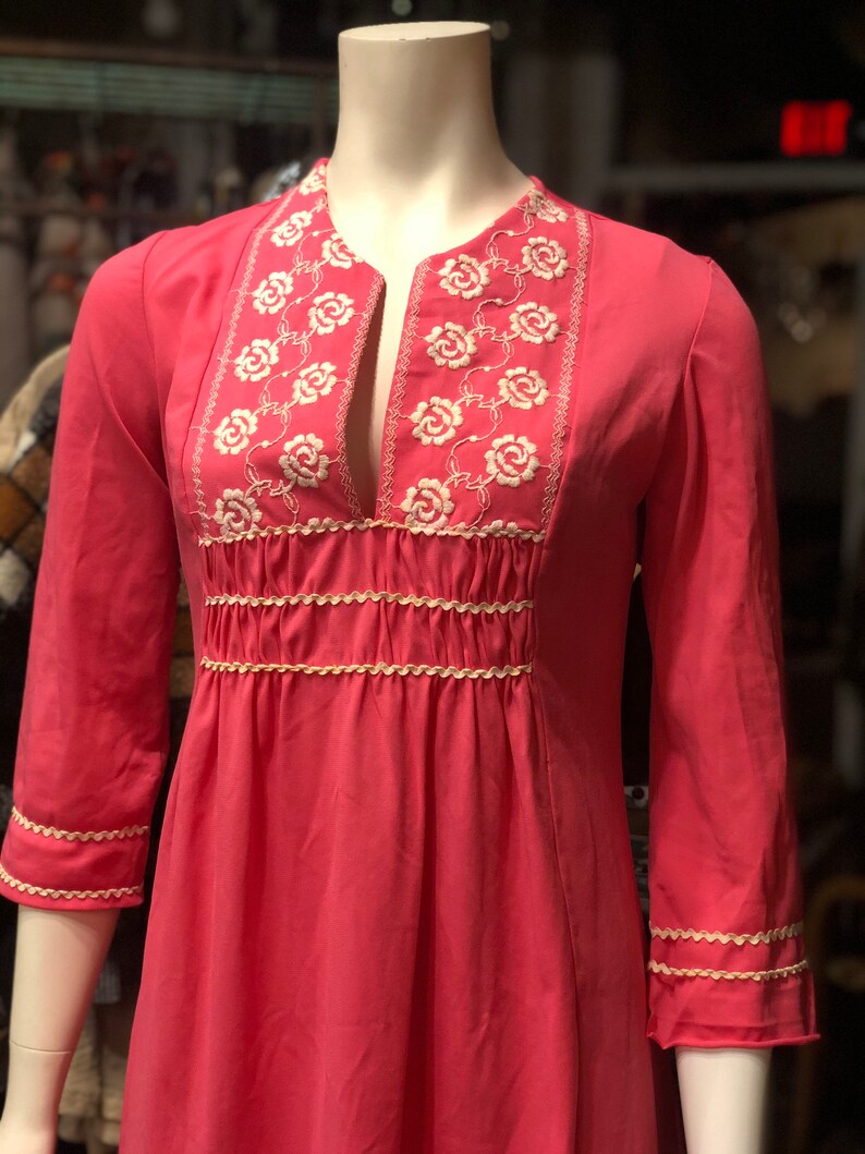 Vintage Pink House Dress W/ White Embroidered Flowers - Etsy