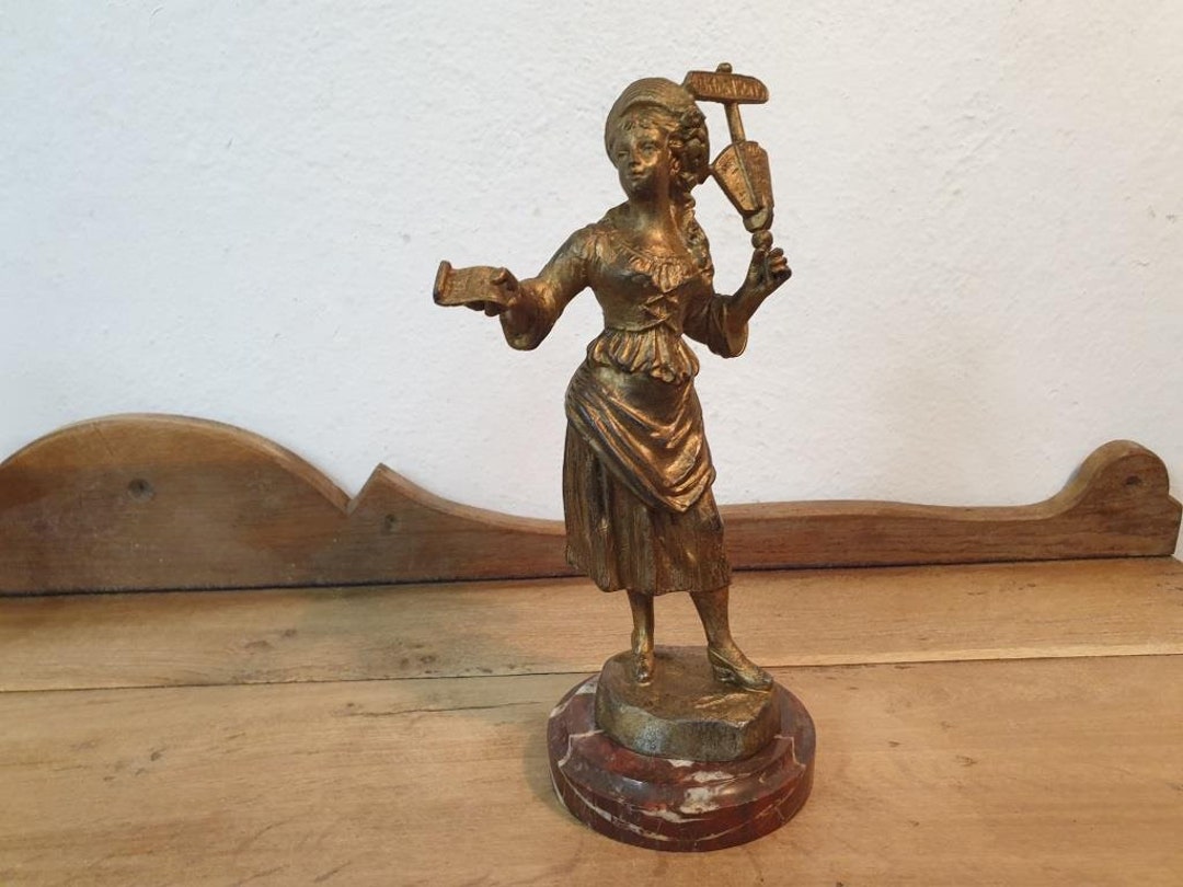 Statue the Singer - Etsy