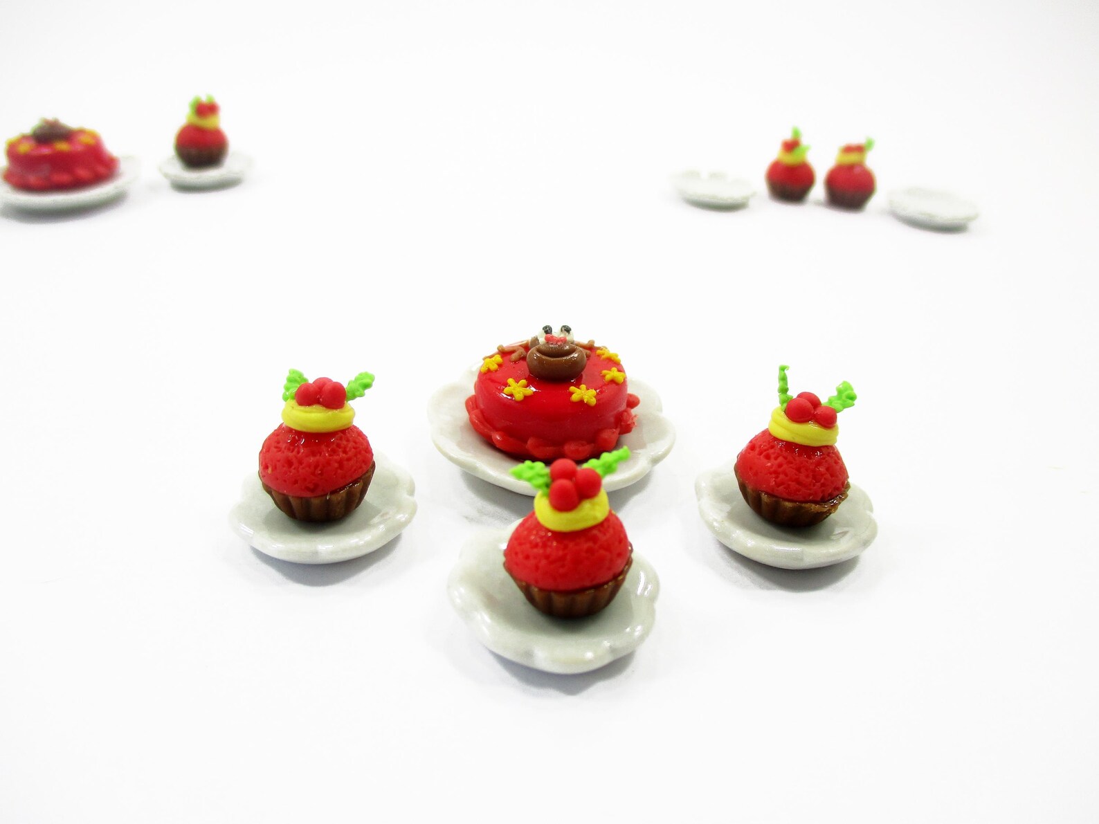 Dollhouse Miniature Food Christmas 1.5 Cm Mini Cake Cupcake Ceramic ...