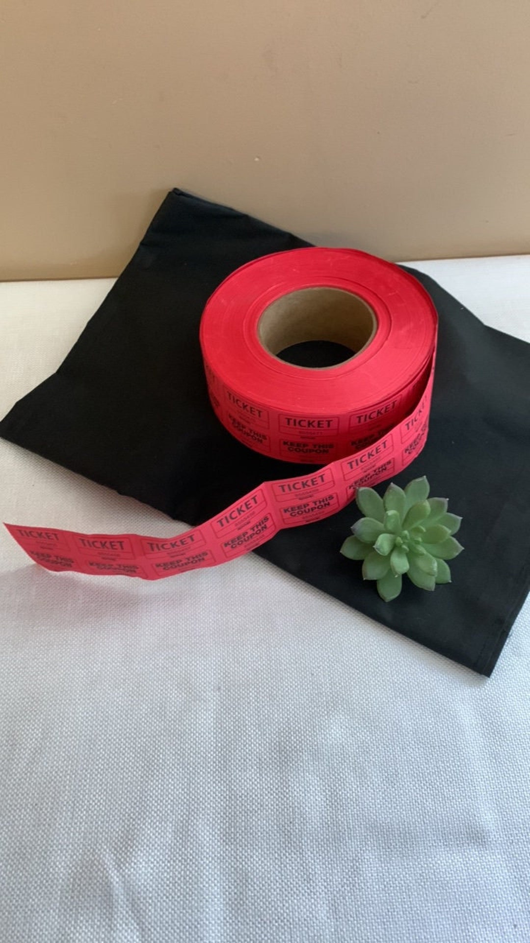 Boletos de rifa de papel rojo, dibujo de Moolah de Carnaval Rojo o ...