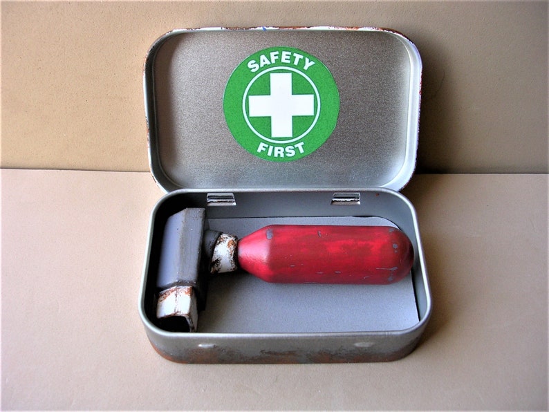 Fallout Mini First-aid Kit Tin and Jet Prop Display Cosplay - Etsy