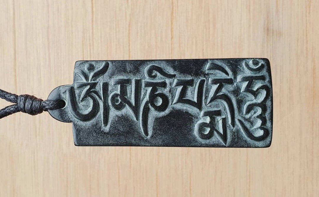 Colgante de mantra Om Mani Padme Hum / Collar con símbolo de mantra ...