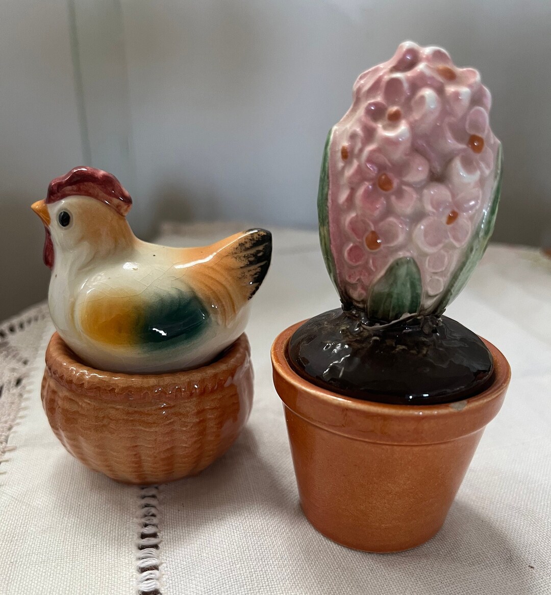 Goebel Novelty Roosting Chicken , Hen on Nest Salt and Pepper Shakers ...