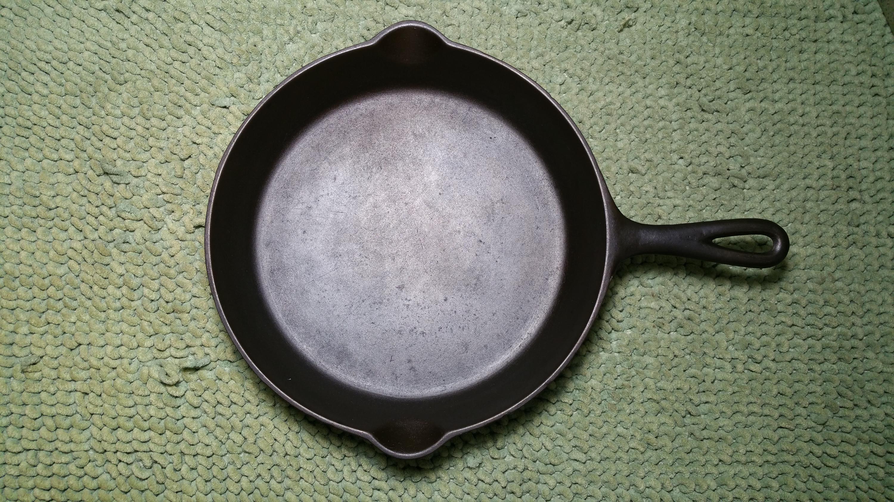 Lodge #7 One Notch Heat Ring Cast Iron Skillet With Raised Makers Mark ...