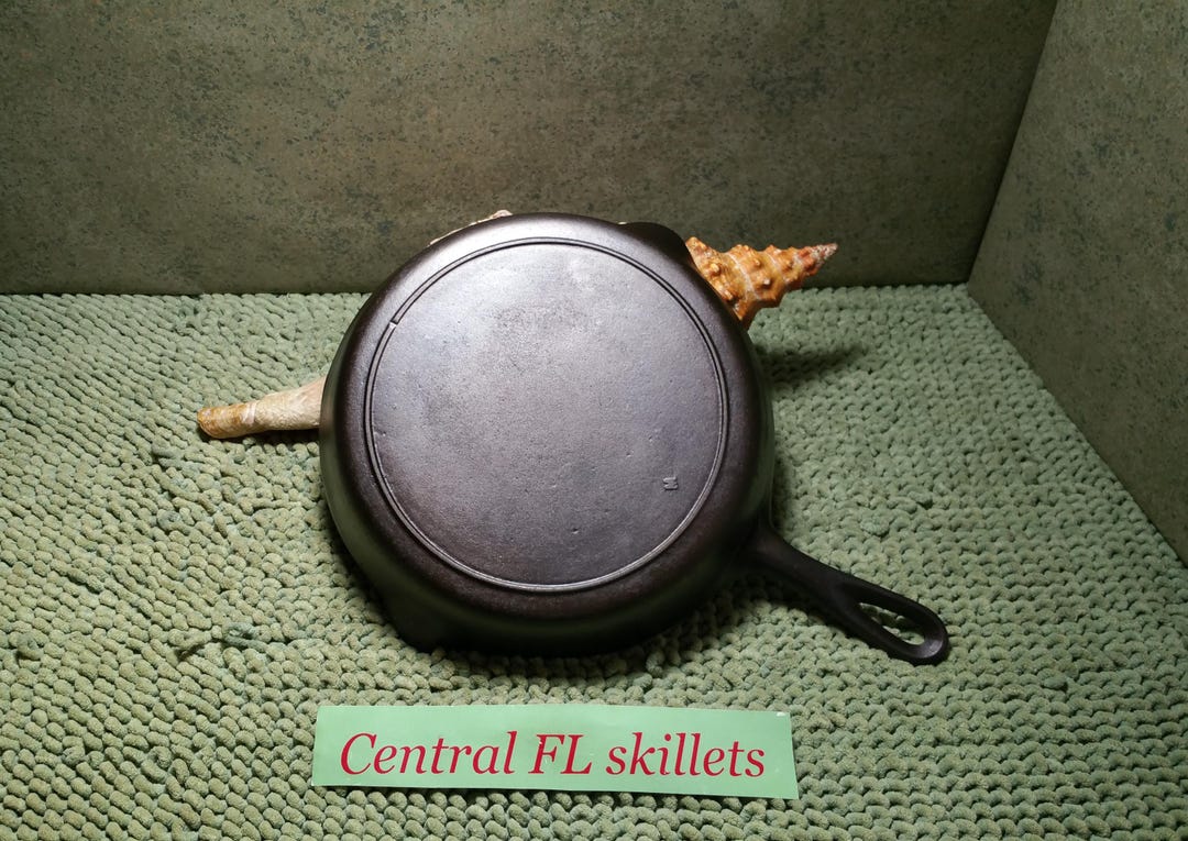 Lodge #7 One Notch Heat Ring Cast Iron Skillet With Raised Makers Mark ...