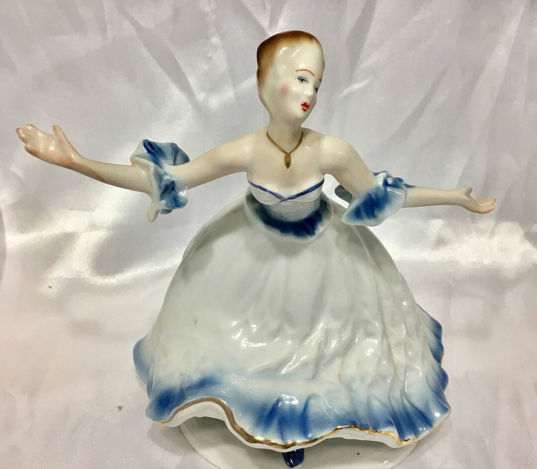 Fine Porcelain "dancer" Figurine Curtea De ARPO, Romania. NOTE: Please ...