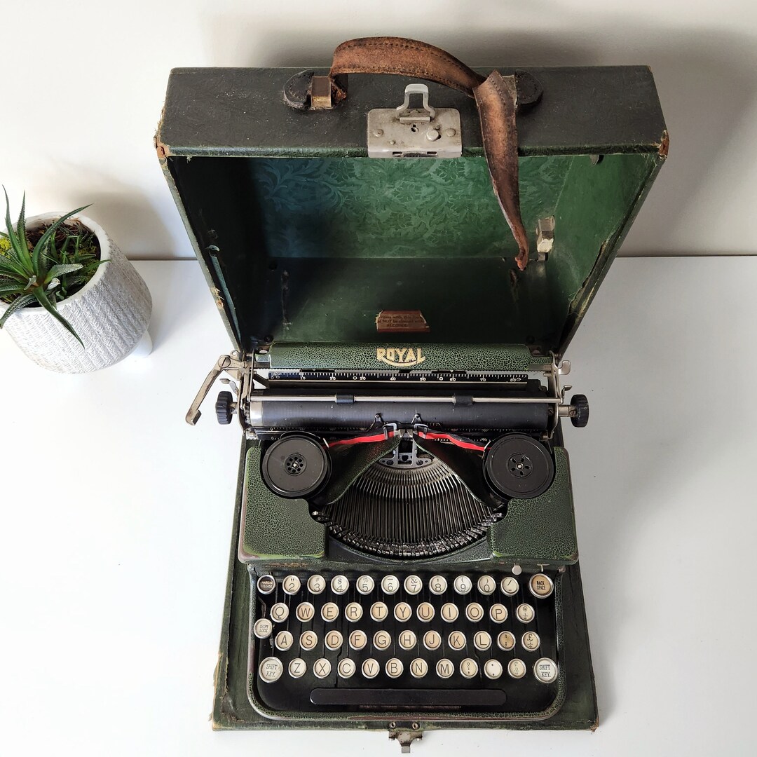 Royal Model P 1929 Typewriter in Alligator Green Portable Typewriter ...