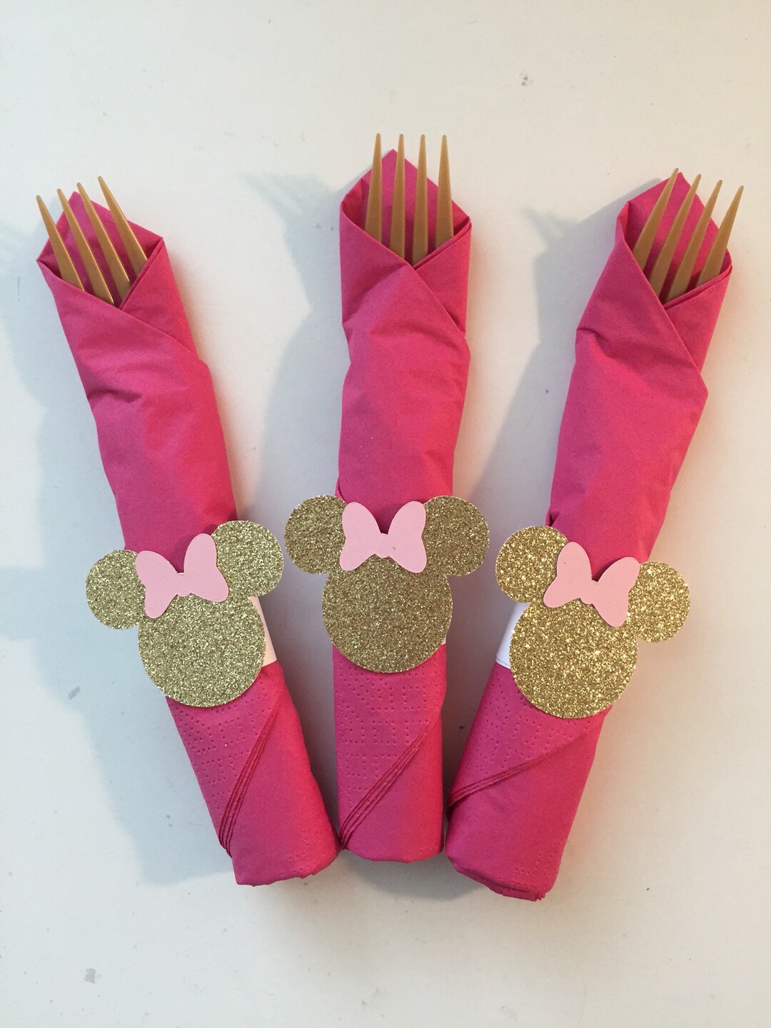 Gold Mouse Themed Napkin Rings With Hot Pink Napkins and Gold Plastic ...
