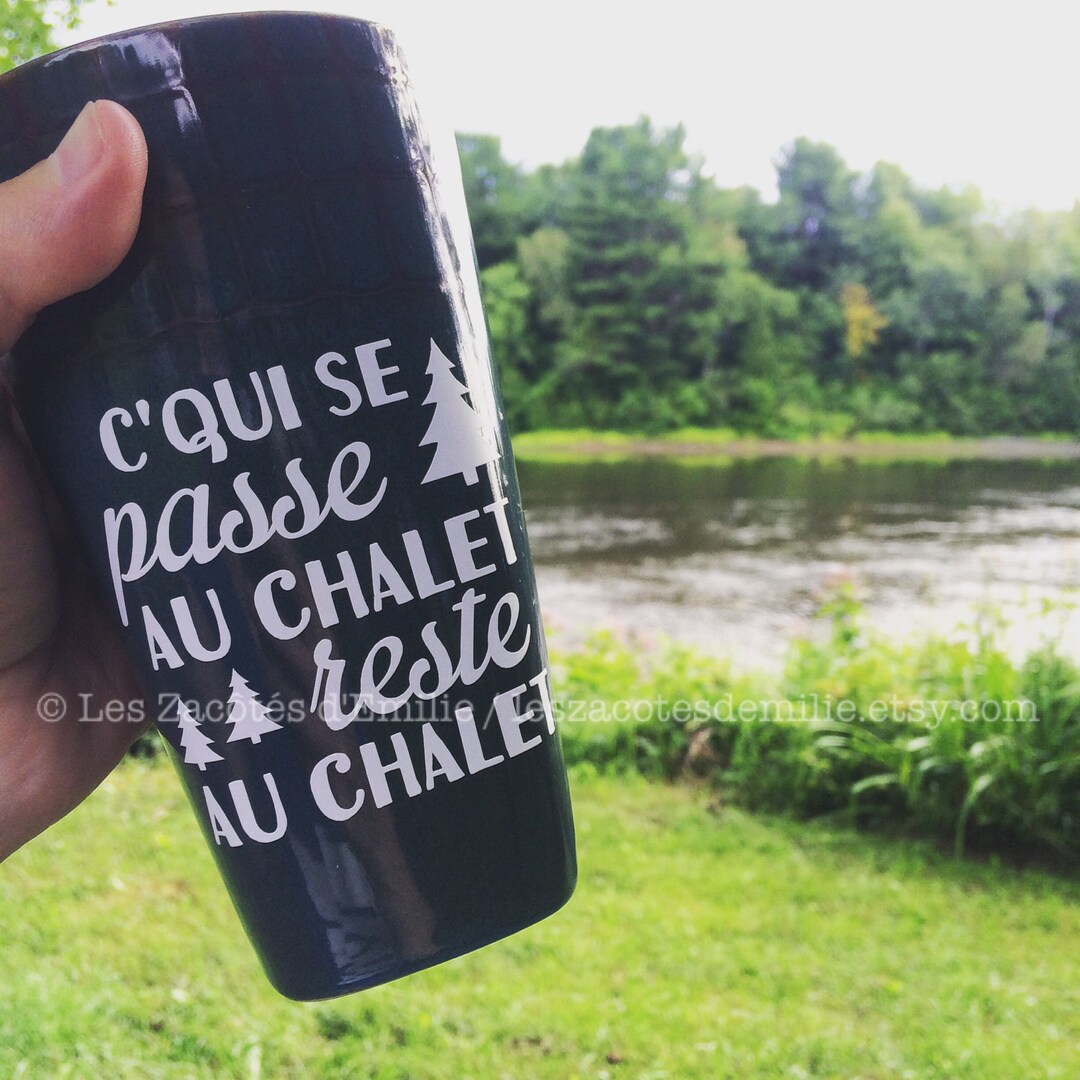 Sticker c'qui Se Passe Au Chalet, Reste Au Chale to Stick on Cup, Mason ...
