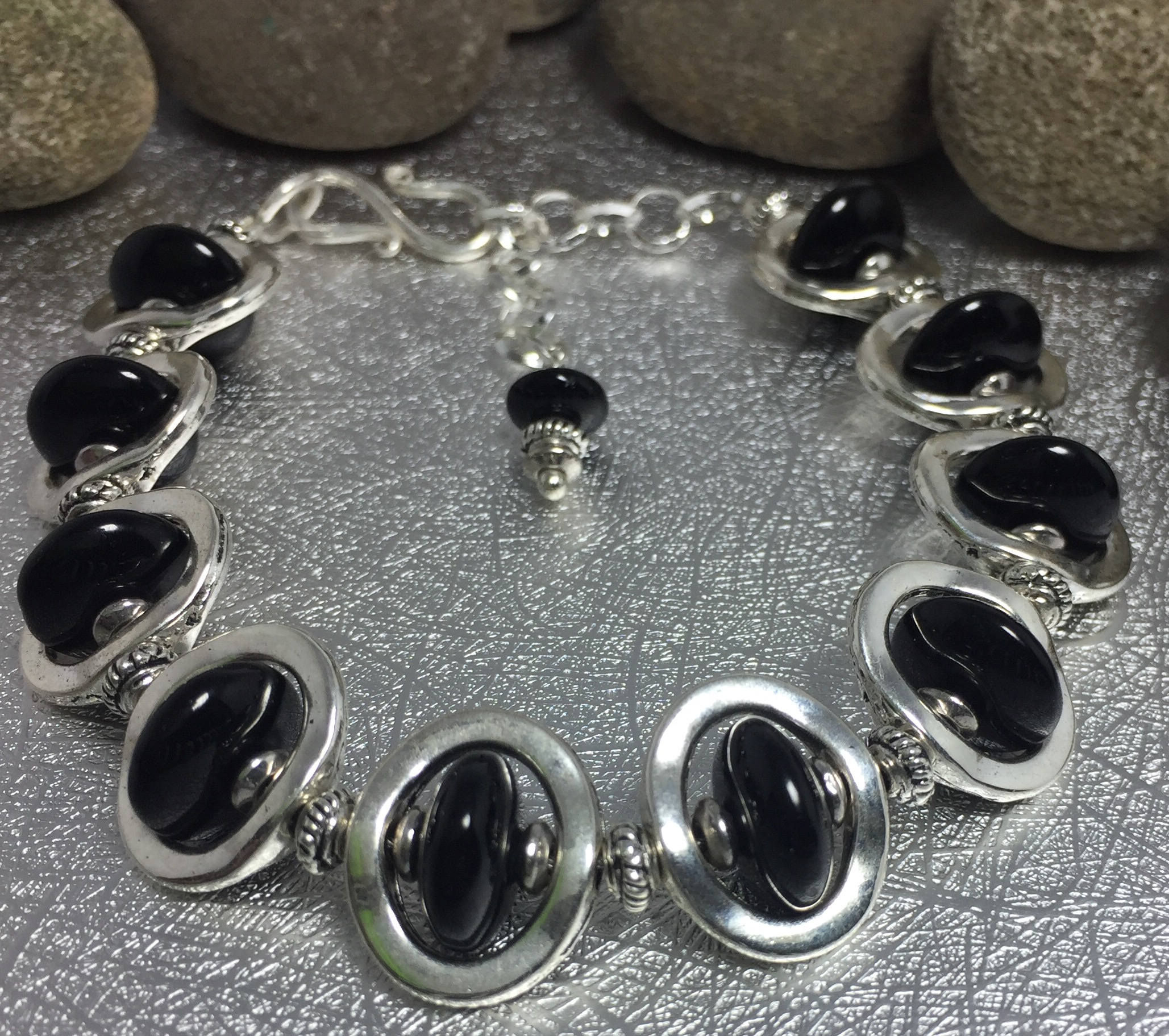 Pulsera plateada y negra pulsera de cuentas pulsera boho - Etsy España