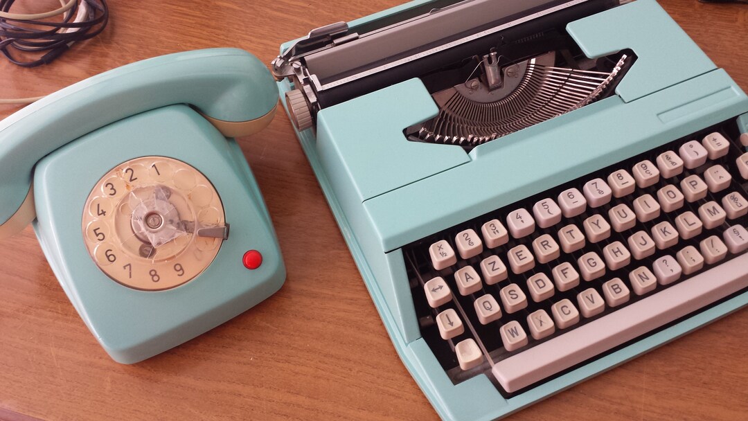Manual Portable Typewriter With Green Carrying Case Works Available ...