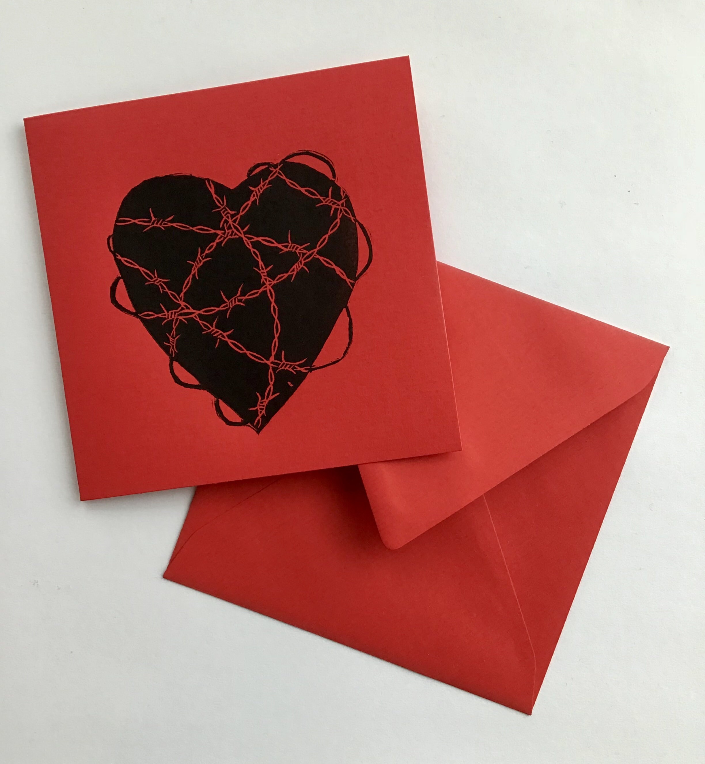 Alambre de púas, corazón de amor negro, linograbado, tarjeta roja para ...