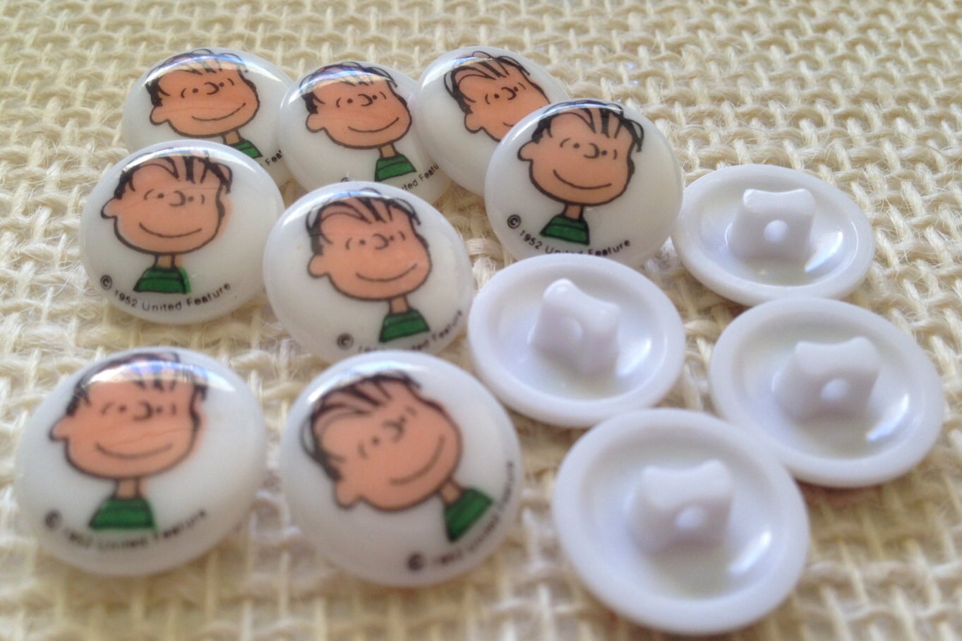 Vintage Snoopy's Character: Linus, Round Buttons, Pack of 12 Buttons ...