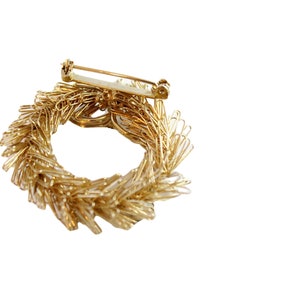 Vintage Christmas Wreath Brooch in Gold Tone Wire With Red and Green ...