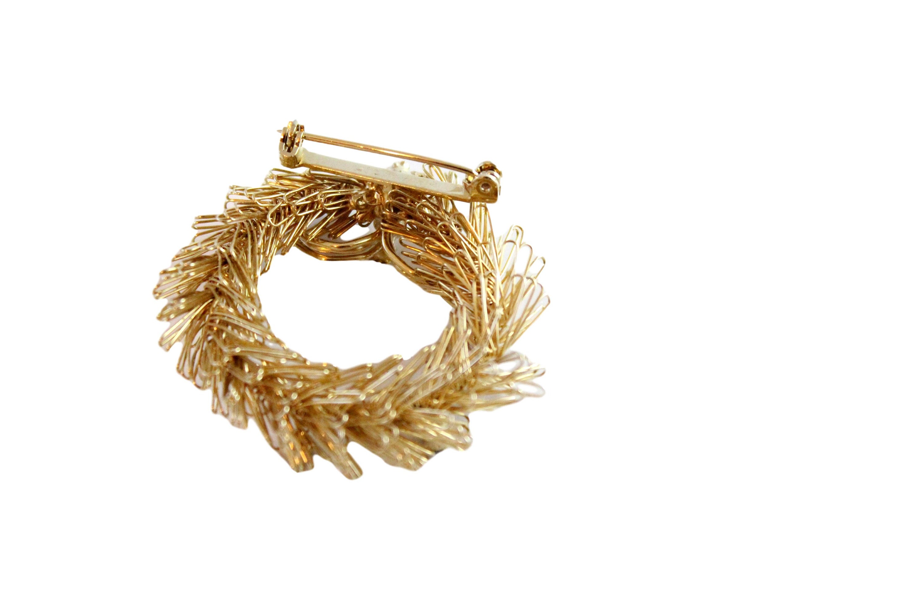 Vintage Christmas Wreath Brooch in Gold Tone Wire With Red and Green ...