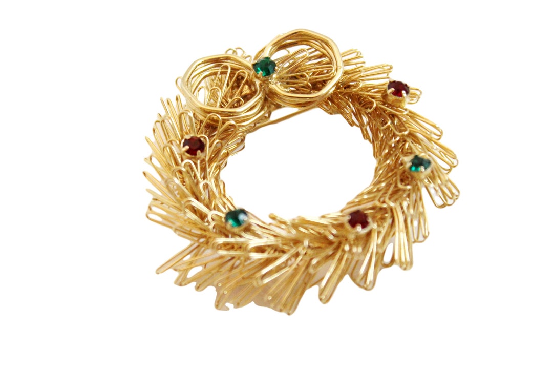 Vintage Christmas Wreath Brooch in Gold Tone Wire With Red and Green ...