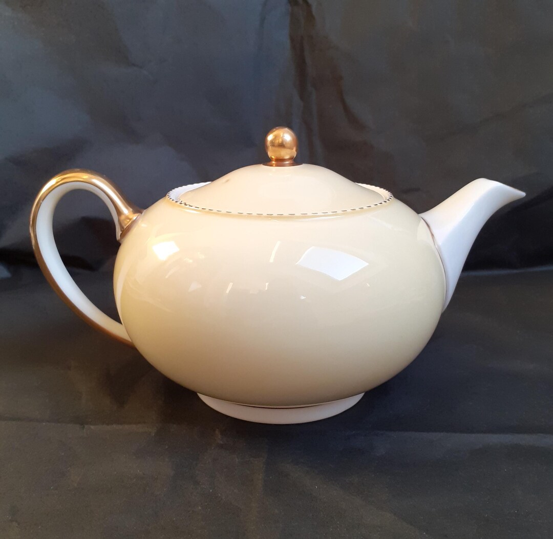 Wedgwood Yellow 'april' Teapot in Primrose Yellow With Beaded Gilt Trim ...