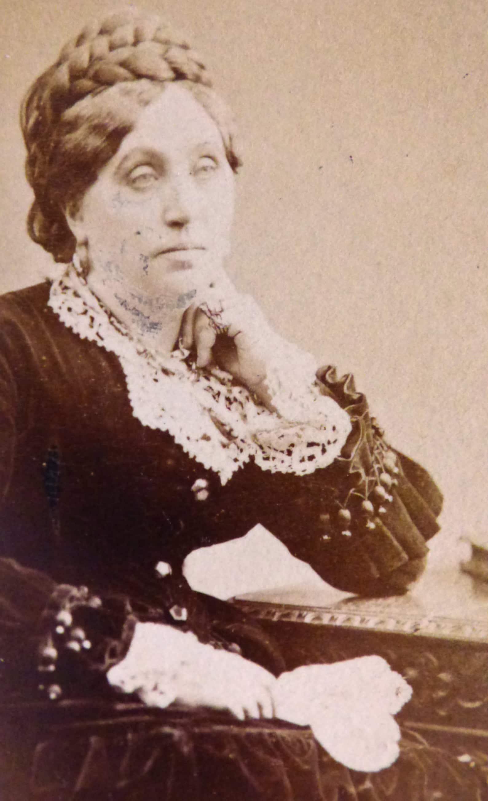 Victorian Lady With Handkerchief. CDV Original 1870. - Etsy