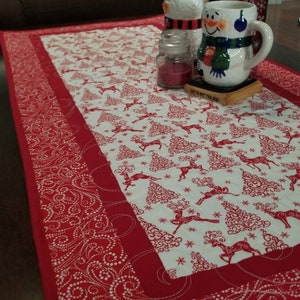 Christmas Table Runner or Wall Hanging, Red and White Holiday Quilted ...