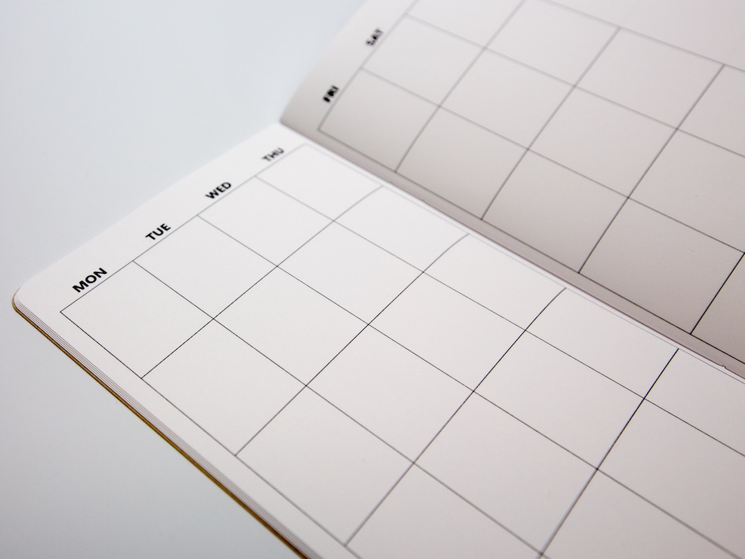 M004: Undated 12 Month Plain Calendar Bright White Paper 118 GSM 40 ...
