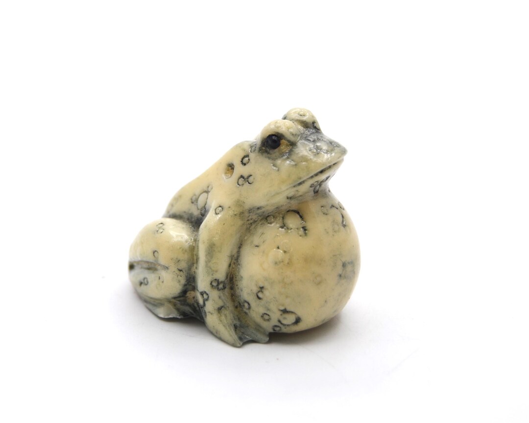 Vintage Resin Frog Netsuke Figurine. Hand Carved With Lots of Details ...