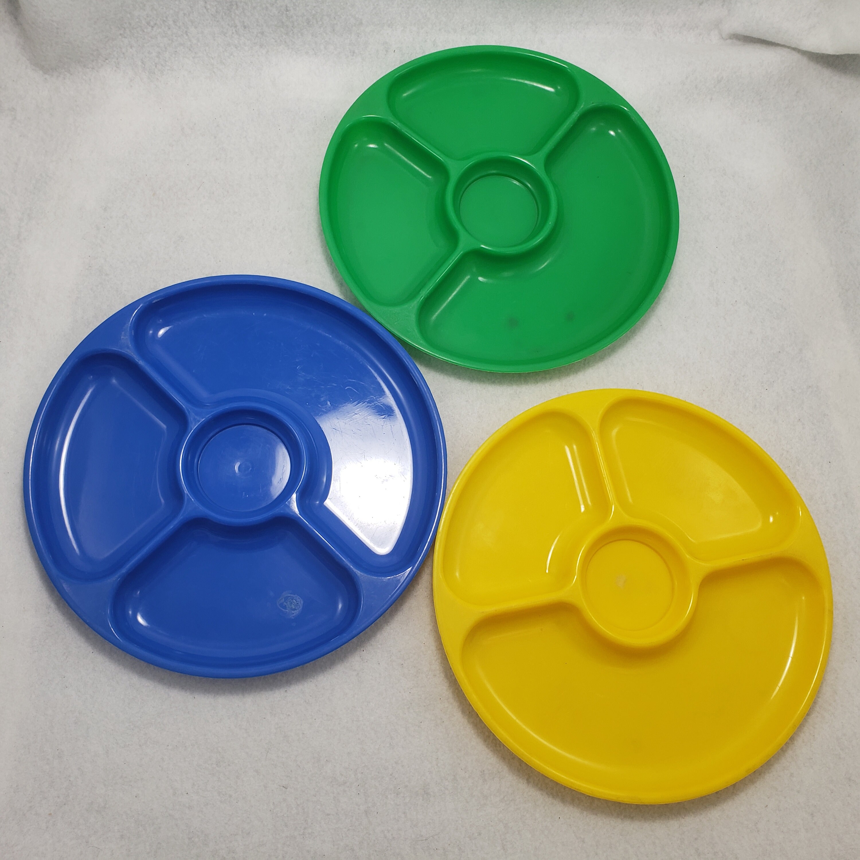 Vintage Divided Plastic Plates, Vintage Picnic Camping Cafeteria Plates ...