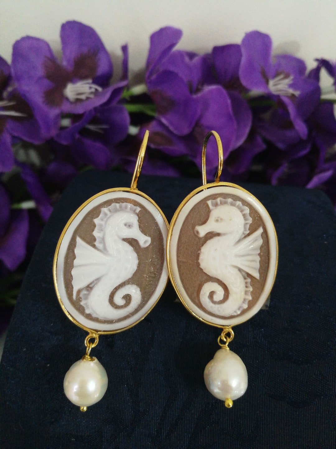 Original Muschel-Kamee-Ohrringe. Seepferdchen-Kamee. Sardonische Kamee ...