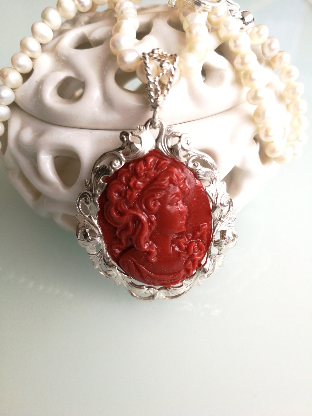 Collier camée de corail rouge et perles naturelles blanches. Collier en ...