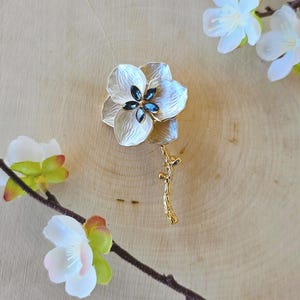 Dragon Age Veilguard Emmrich Flower Pin - Shroud's Kiss - Emmrich ...