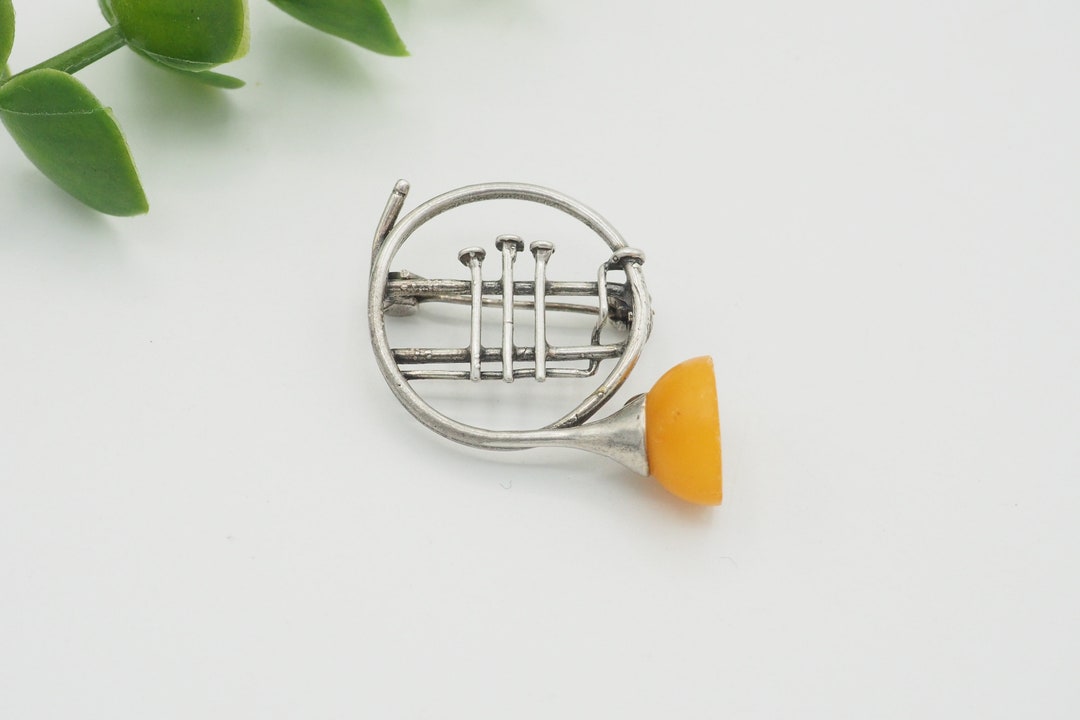 Souvenir vintage de broche d'instrument de musique de cor d'harmonie en ...